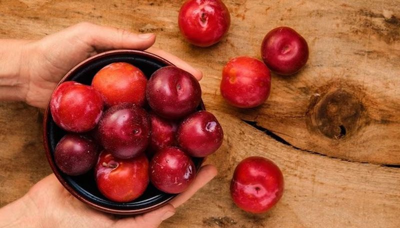 5 Health benefits of eating Plums in Rainy season | Asianet Newsable