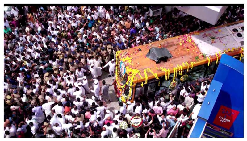 Oommen Chandy public viewing at Thirunakkara Maidanam live news ...