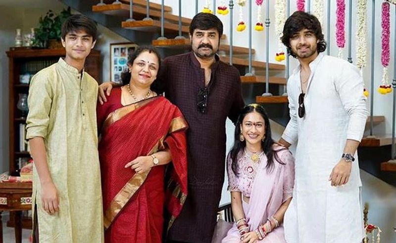 హీరో శ్రీకాంత్ ఇంట్లో పెళ్లి సందడి! - hero srikanth family attends ...