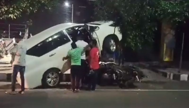 విశాఖలో అర్థరాత్రి కారు బీభత్సం.. మద్యం మత్తులో మహిళ ర్యాష్ డ్రైవింగ్ ...