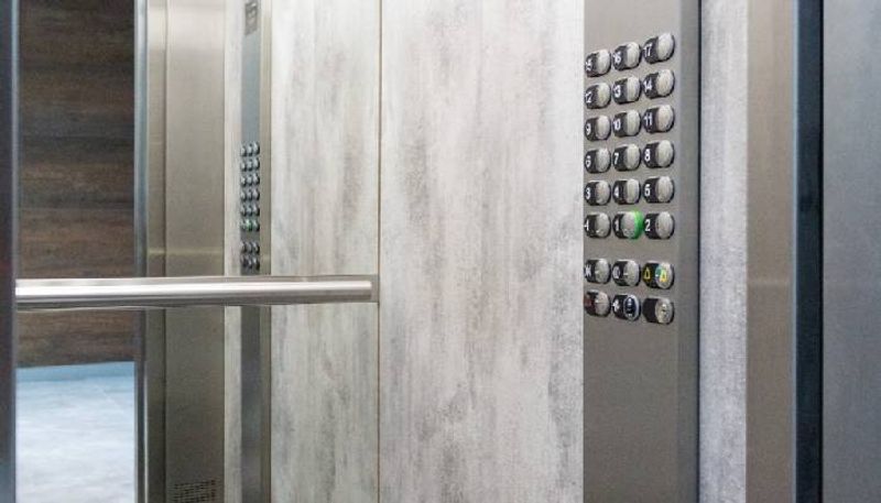 Son stuck inside elevator father collapsed to death മൂന്ന് മിനിറ്റിനകം ...