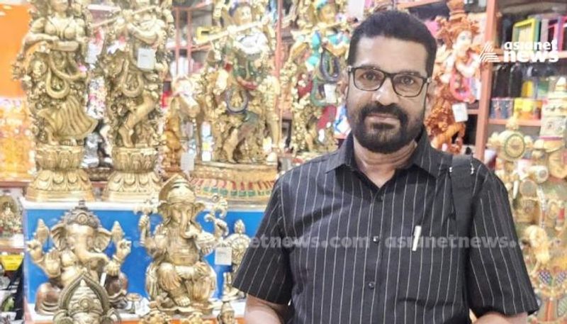 'ഒരു യാത്രയുടെ തുടക്കം'; ഗണപതി വിഗ്രഹങ്ങൾക്കൊപ്പം നിൽക്കുന്ന ...