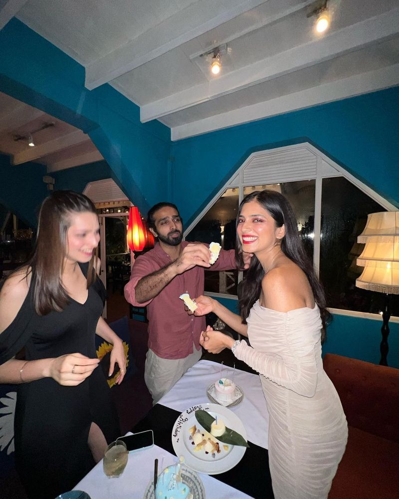 మాళవికా మోహనన్ బర్త్ డే సెలబ్రేషన్స్.. అదిరిపోయే అవుట్ ఫిట్ లో యంగ్ ...