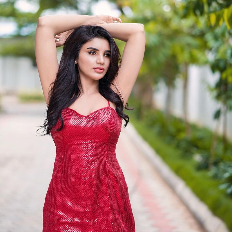 చూపించడంలో తెగిస్తున్న జబర్దస్త్ వర్ష... ఇంత హాట్నెస్ ఇన్నాళ్లు ఎక్కడ ...