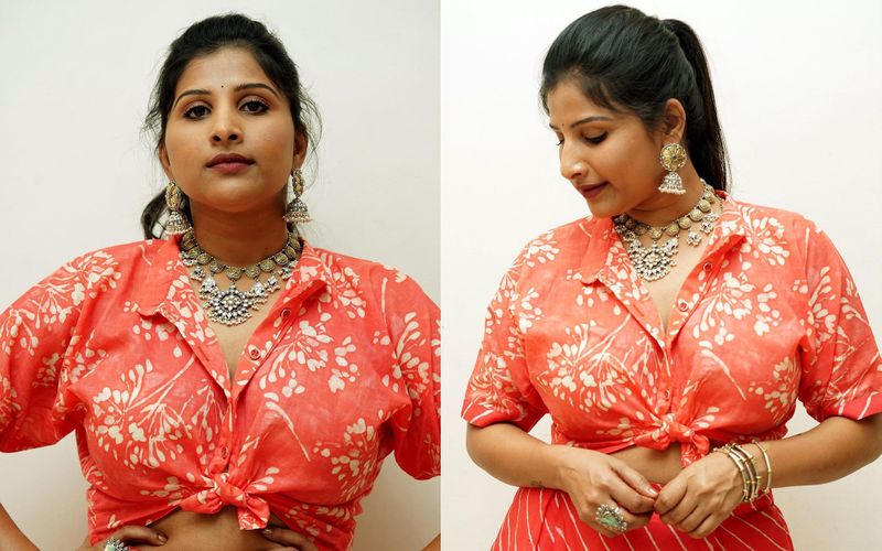 బౌండరీలు బ్రేక్ చేసిన సింగర్ మంగ్లీ... షర్ట్ ముడివేసి మైండ్ బ్లాక్ ...