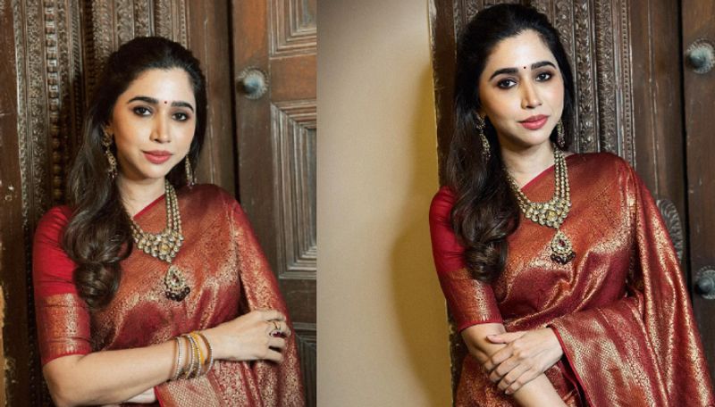 Aarti Ravi Latest Photos : ஹீரோயினை மிஞ்சும் அழகு.. பட்டு சேலையில் ...