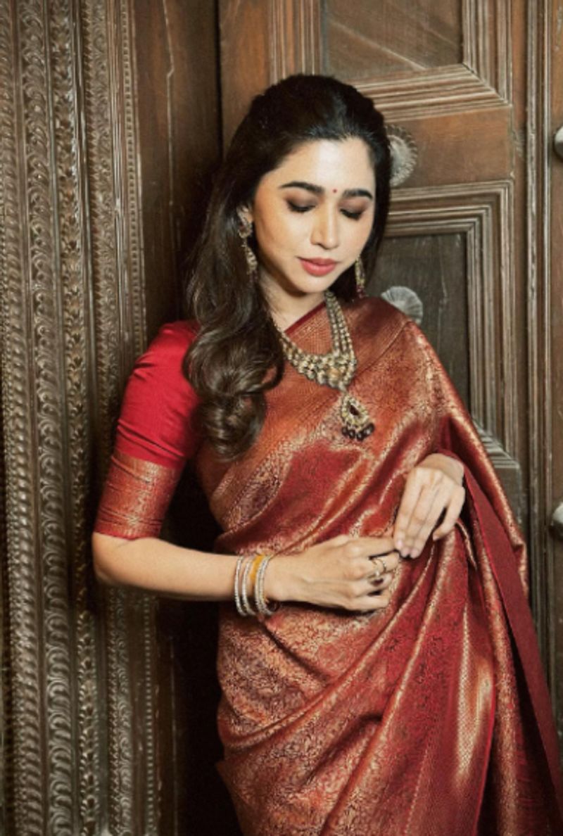 Aarti Ravi Latest Photos : ஹீரோயினை மிஞ்சும் அழகு.. பட்டு சேலையில் ...