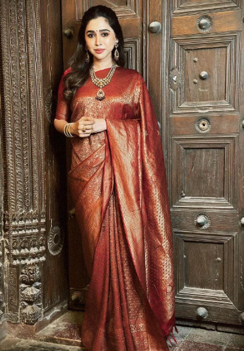 Aarti Ravi Latest Photos : ஹீரோயினை மிஞ்சும் அழகு.. பட்டு சேலையில் ...