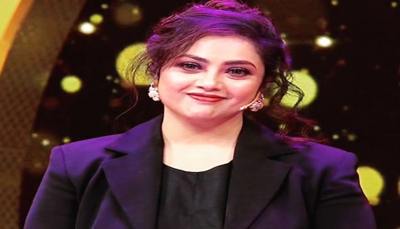 Meena: 47 வயதிலும் 25 வயது லுக்... ப்ளூ லகூன் ஐஸ்லாந்தில் வெகேஷன் ...