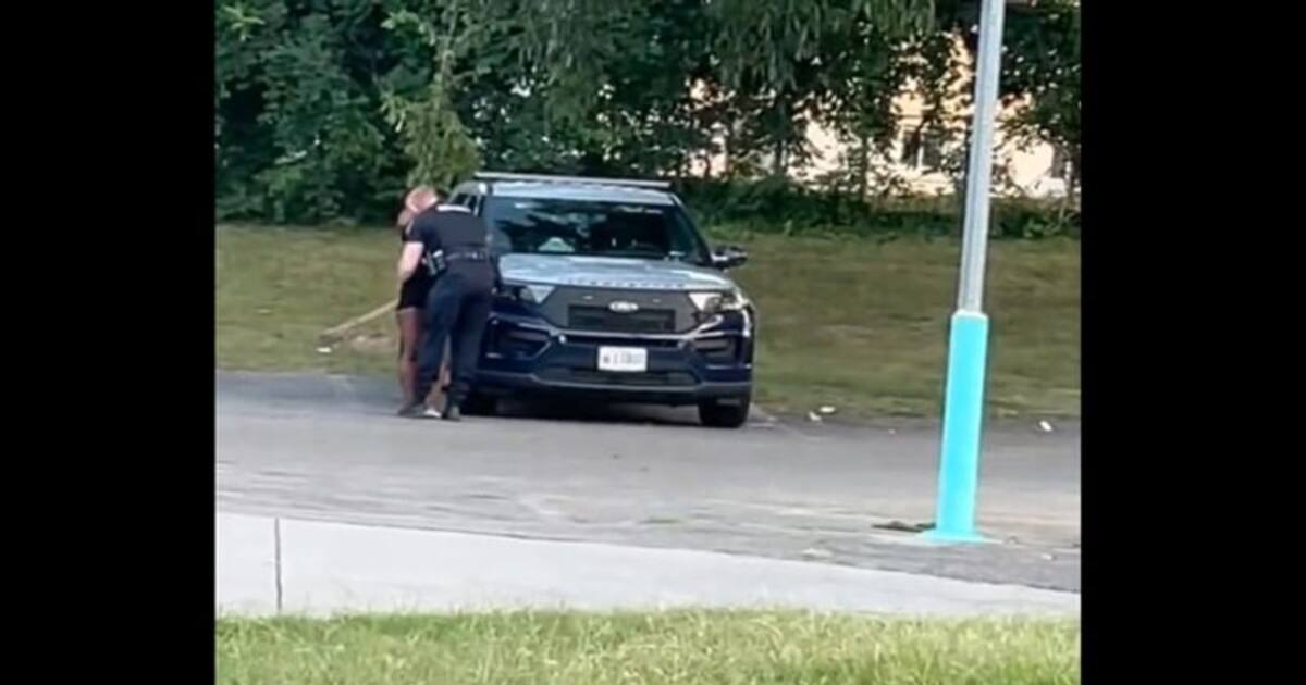 Us Cop Woman Kissing Video கிஸ் அடித்து பெண்ணை காருக்குள் ஏற்றி கசமுசா போலீஸ் அதிகாரி சஸ்பெண்ட்