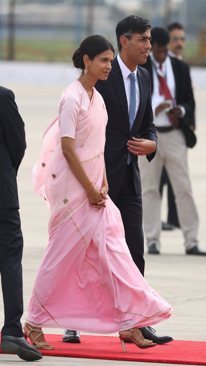 साड़ी-सूट में Akshata Murthy का देसी अंदाज, मंदिर लुक सादगी से भरा - g ...