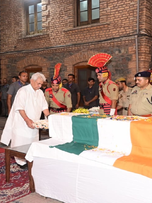 ये हैं वो तीन जांबाज अधिकारी जिन्होंने आतंकियों का मुकाबला करते दी जान ...