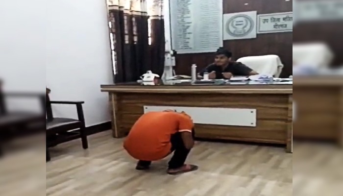 Viral Video: কান ধরে 'মুরগি' করে অফিসের মেঝেতে শাস্তি! উত্তর প্রদেশে সাব ডিভিশনাল ...
