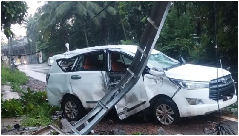 പാണക്കാട് ബഷീറലി ശിഹാബ് തങ്ങള്‍ സഞ്ചരിച്ച ഇന്നോവ കാർ അപകടത്തില് ...