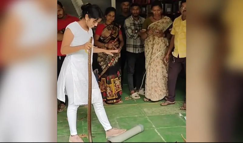 WATCH: Brave woman's daring snake rescue in Kolhapur store amazes ...