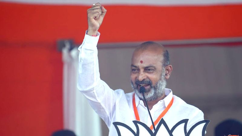 బీసీని సీఎం చేస్తామన్న అమిత్ షా ప్రకటనపై బీసీ లీడర్ బండి సంజయ్ కామెంట్ ...