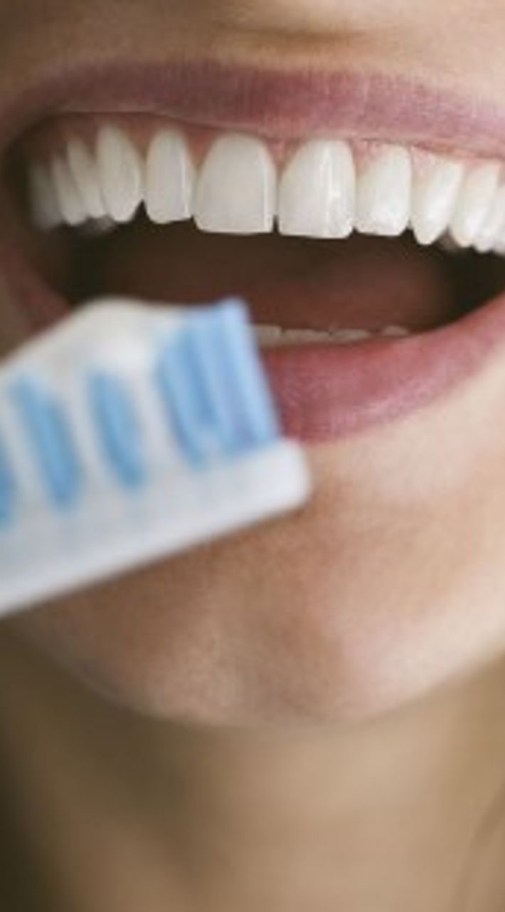 आपके टूथपेस्ट का कलर क्या इंडिकेट करता है, यहां देखें - what does your ...