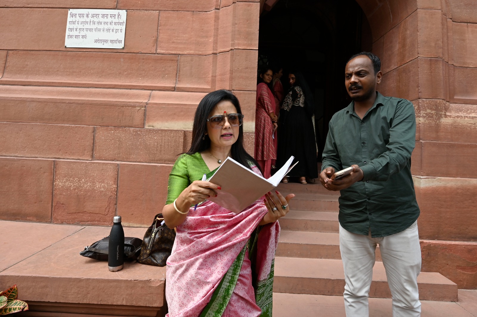 TMC MP Mahua Moitra moves Supreme Court, challenges expulsion as Lok Sabha MP - Asianet Newsable