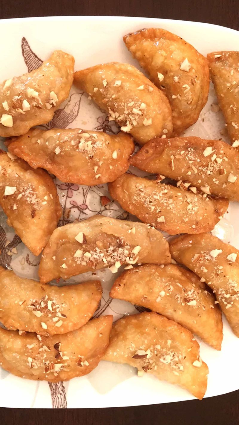 Gujiya to Bhang Pakoras-7 yummy snacks to enjoy during Holi party ...