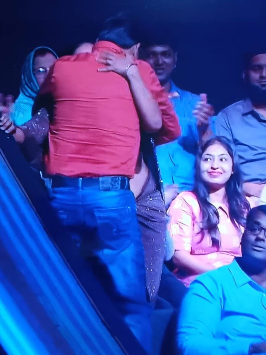 Kbc 15 अमिताभ बच्चन के सामने पत्नी से लिपटकर क्यों रो पड़ा कंटेस्टेंट