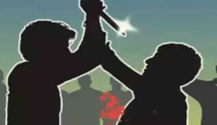 Shocking News : सोशल मीडिया पर नाटेपन का मजाक उड़ाया तो दोस्त को चाकू से गोदा, एक के बाद किए 20 ...