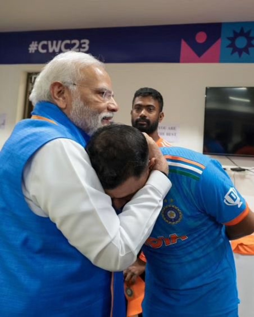 PM Modi consoles Shami in dressing room after heartbreaking World Cup ...