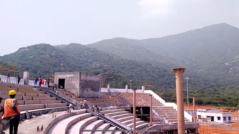 alanganallur jallikattu stadium விறுவிறுவென தயாராகும் மதுரை ...