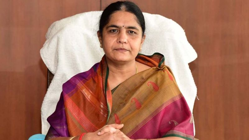 brs mla sunitha laxma reddy reaction on brs mlas switching to congress ...