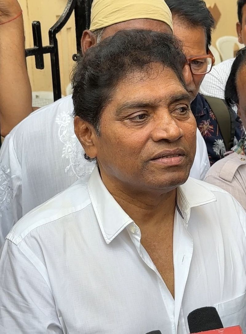 Junior Mehmood funeral: Johnny Lever, Aditya Pancholi, Raza Murad ...