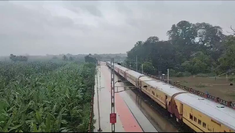Kengeri ಬಳಿ Mysuru Bengaluru Express train ಮುಕ್ಕಾಲು ಗಂಟೆ ನಿಲುಗಡೆ ...