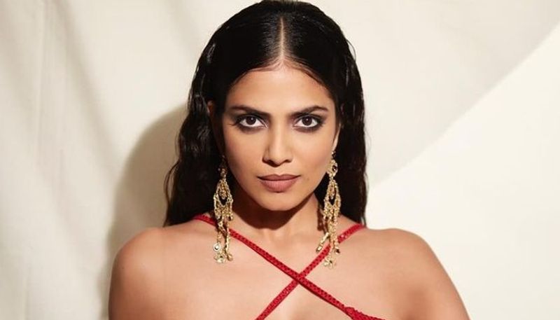 టైట్ ఫిట్ లో తమిళ బ్యూటీ మాళవికా మోహనన్.. లేటెస్ట్ స్టిల్స్ చూస్తే ...