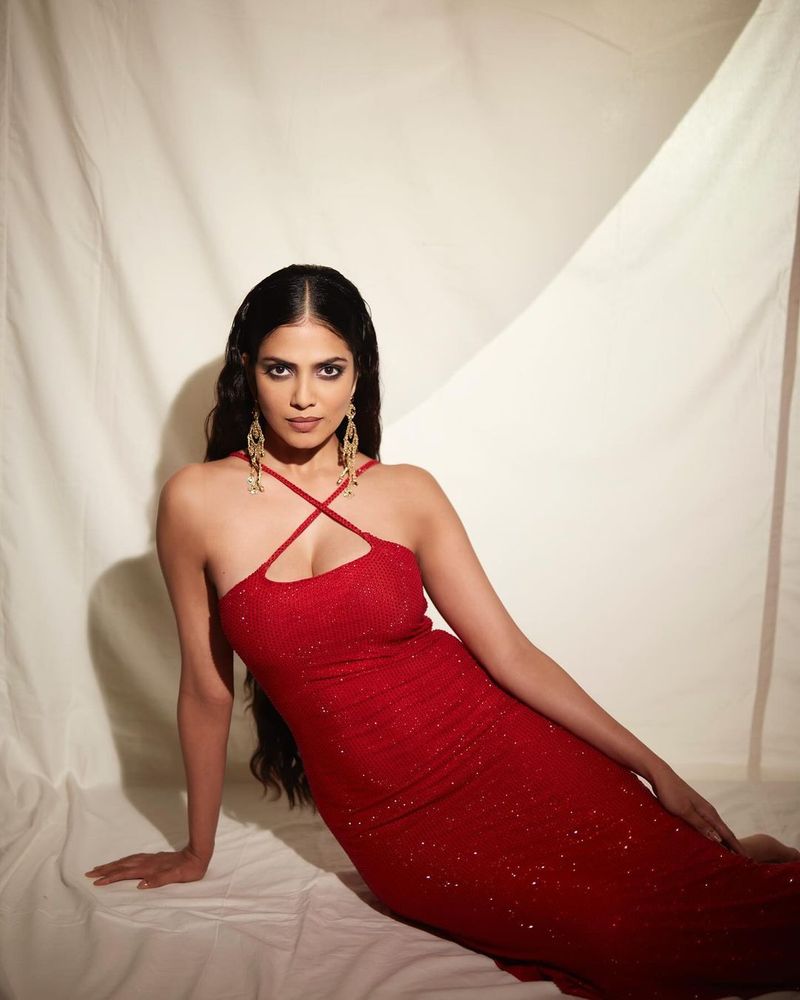 టైట్ ఫిట్ లో తమిళ బ్యూటీ మాళవికా మోహనన్.. లేటెస్ట్ స్టిల్స్ చూస్తే ...