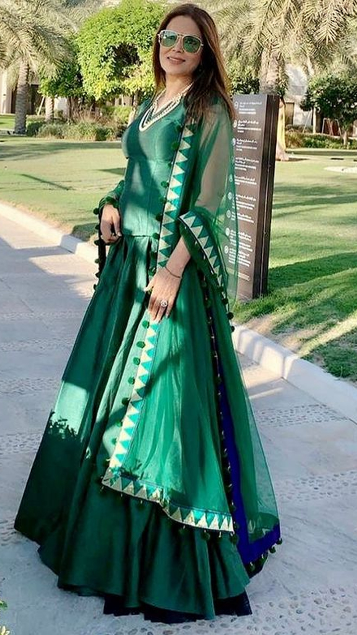 बहु के सामने फीकी नहीं पड़ेगी सास, 50 साल की Neelam जैसी चुनें ड्रेसेस ...