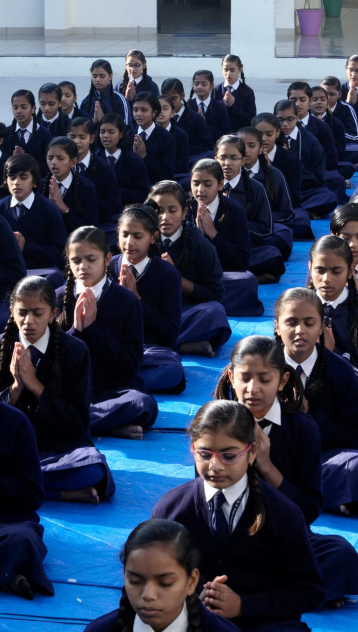 কপালে তিলক, গলায় কণ্ঠি পরে স্কুলে যাওয়ায় বিপত্তি! ছাত্রীর সঙ্গে যা ...
