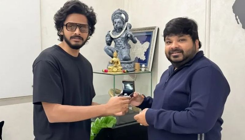 ‘హనుమాన్’ రిలీజ్ కు ముందే.... తేజా సజ్జాకు గిఫ్ట్ ఇచ్చిన నిర్మాత! - Pan ...