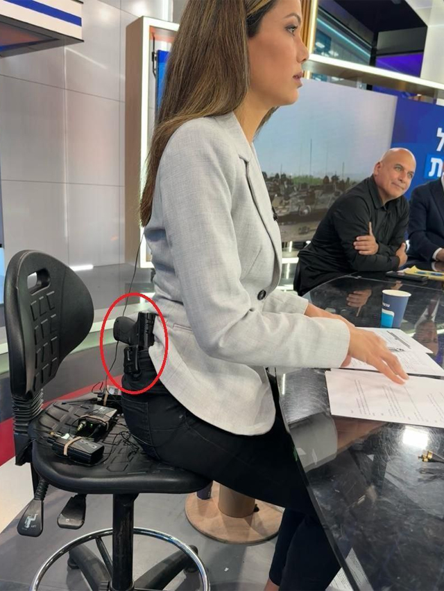 इजराइल में कमर पर बंदूक बांध एंकरिंग करती दिखी महिला, वायरल हुई PHOTO ...