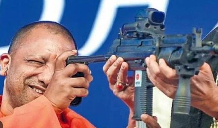 जब यूपी के मुख्यमंत्री योगी आदित्यनाथ ने थामी असॉल्ट रायफल, वायरल हुआ वीडियो | Yogi Adityanath ...