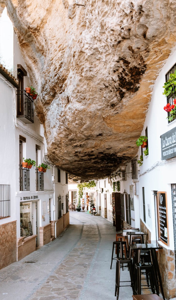 इस अद्भुत शहर में घरों ने सिर पर उठा रखे 'पहाड़', देखकर हो जाएंगे दंग ...