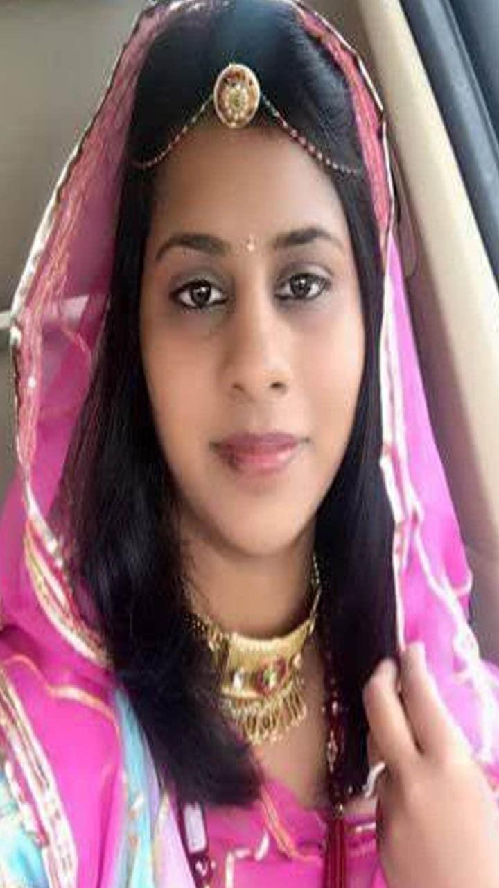 कौन है घूंघट वाली महिला, जिसके पास 200 करोड़!, पति को सलाम ठोकते अफसर ...