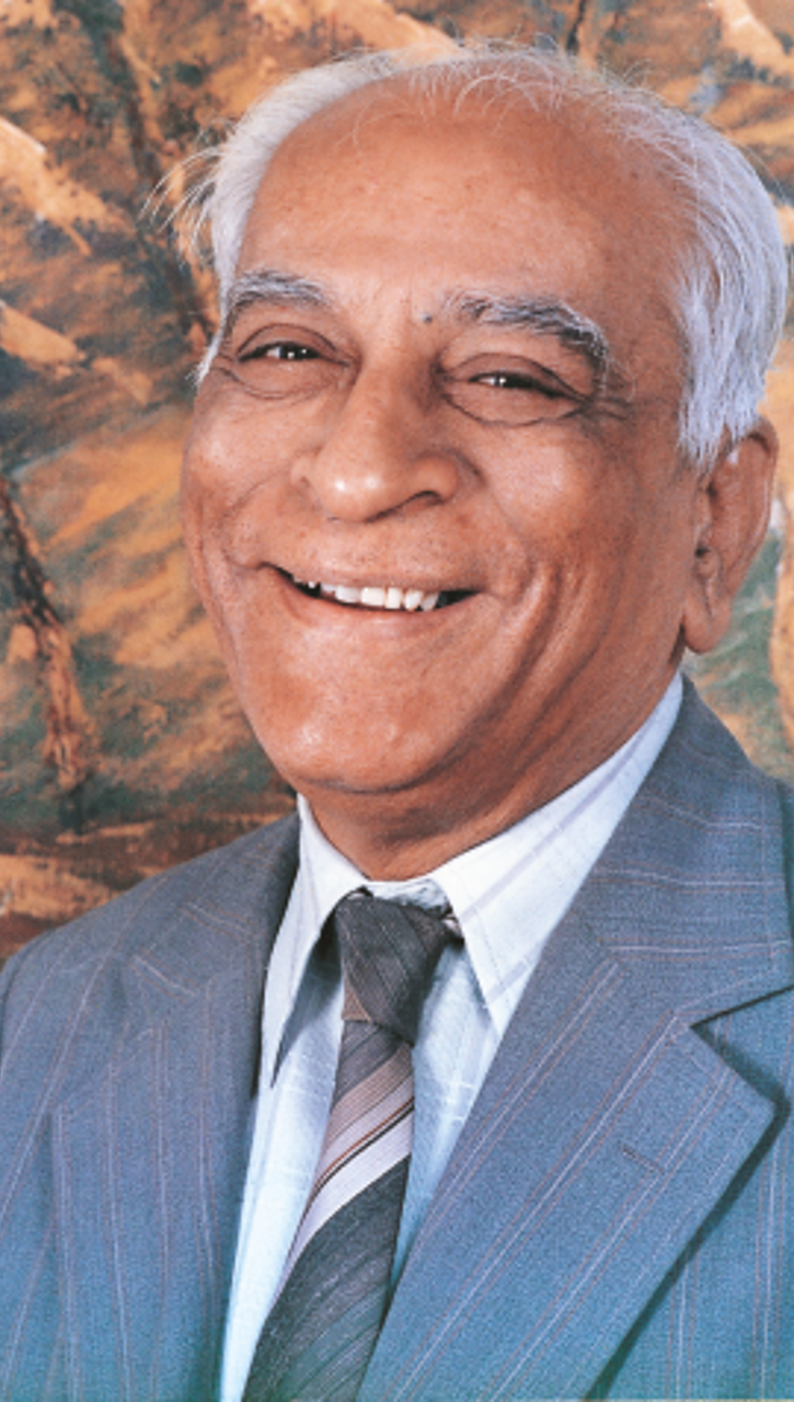 बचपन बीता मुंबई की चॉल में, आज है करोड़ों का बिजनेस, जानें कौन हैं ये ...