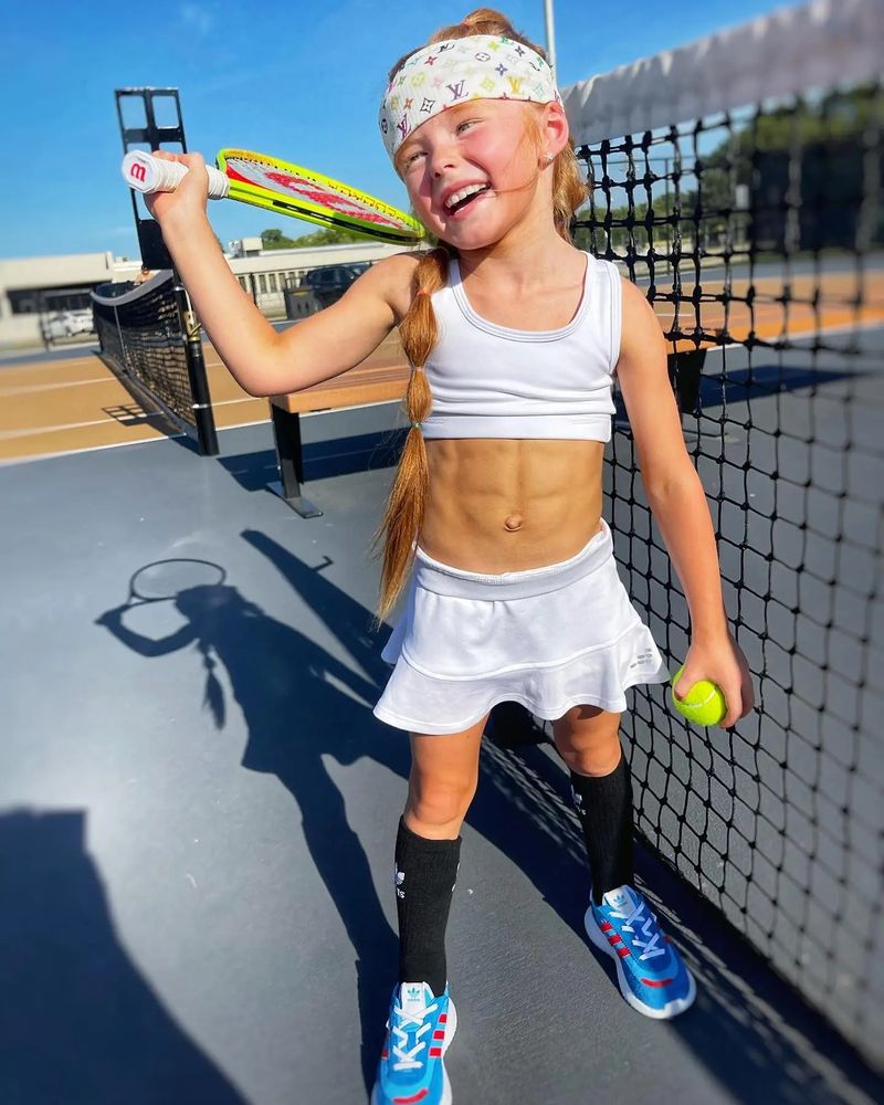 ಈ ಬಾಲೆಯ ವಯಸ್ಸು ಬರೀ 7, ಈಕೆಯ ಸಿಕ್ಸ್ ಪ್ಯಾಕ್‌ಗೆ ಬಾಡಿ ಬ್ಯುಲ್ಡರ್ಸೂ ಫಿದಾ! - Know about Kynlee Heiman ...