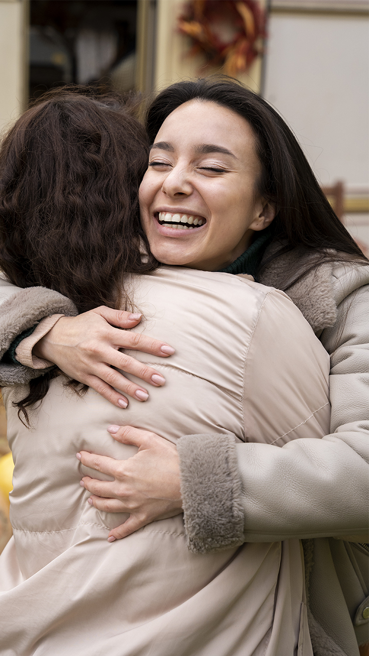 Hug Day: प्यार ही नहीं हग करने से मिलते है ये 8 हेल्थ बेनेफिट्स ...