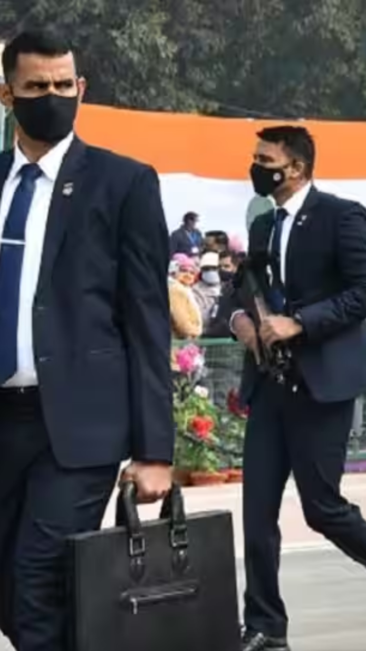 प्रधानमंत्री के बॉडीगार्ड्स के काले ब्रीफकेस के अंदर क्या होता है ...