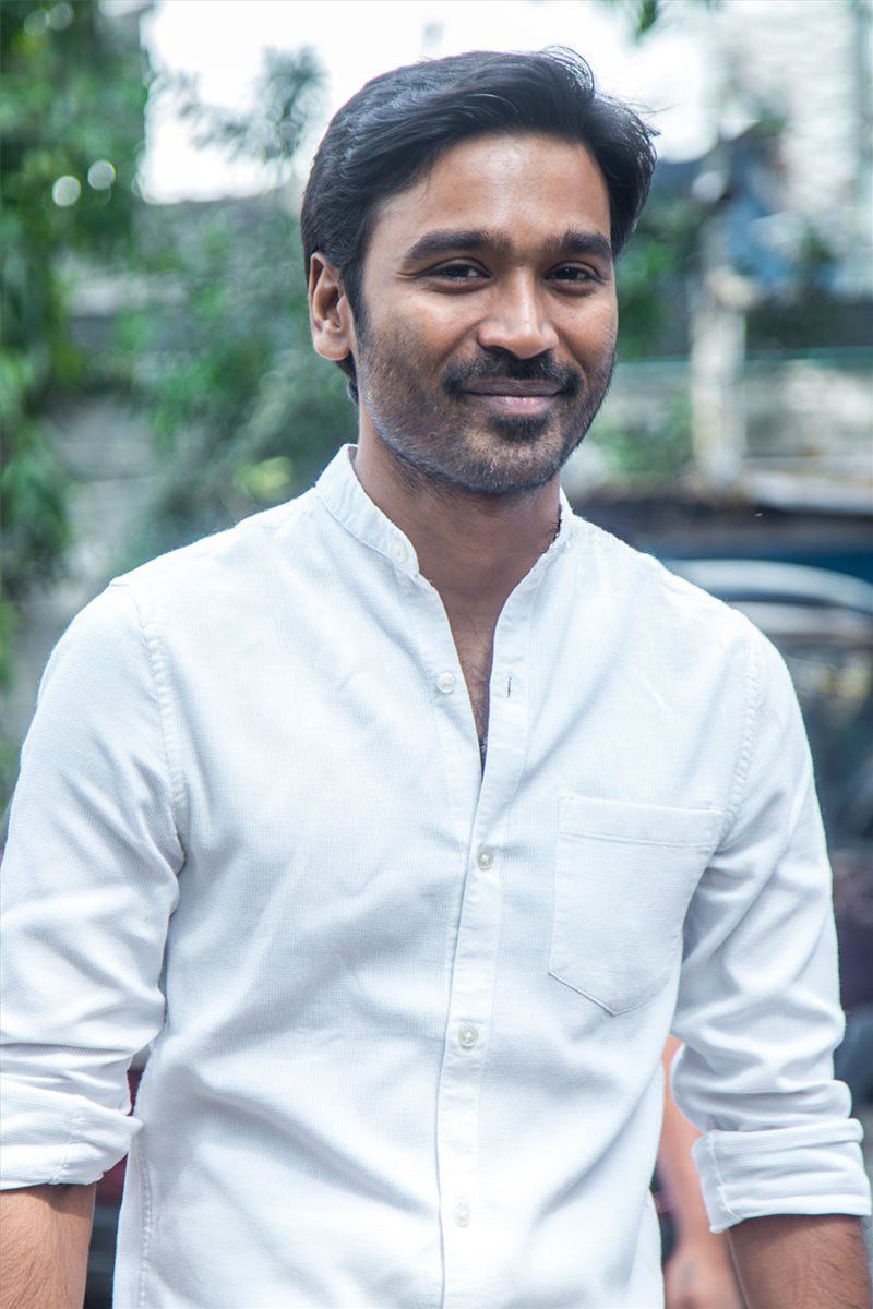 Dhanush 50th Movie First Look : உடம்பில் வழியும் ரத்தம்.. மாறுபட்ட ...