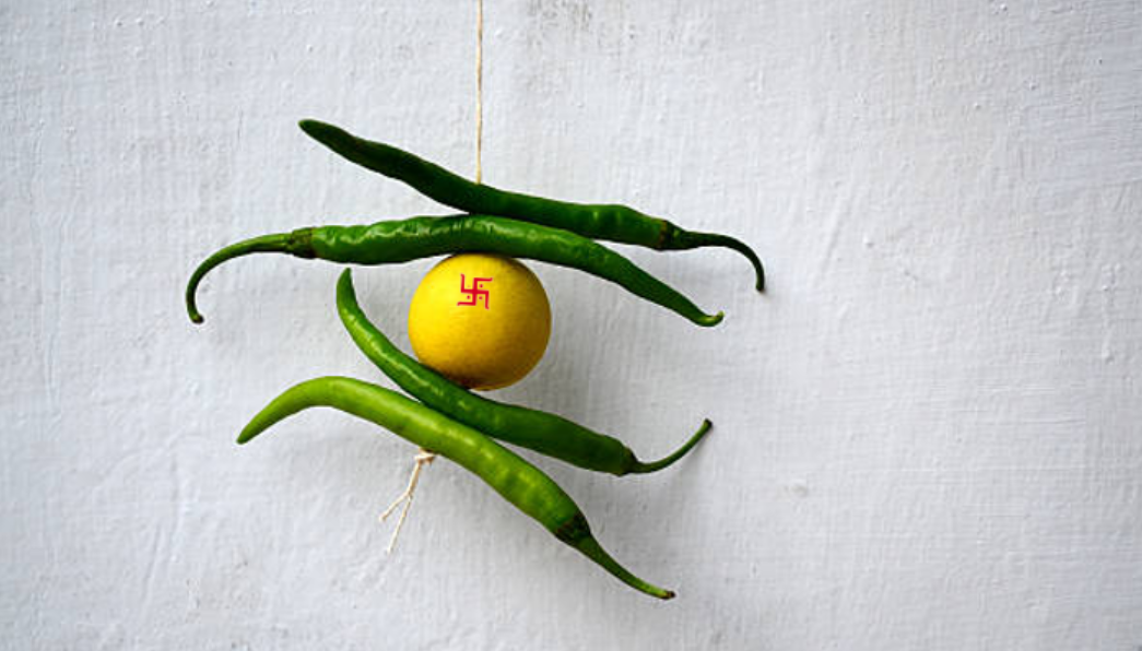 Nimbu Mirchi: নেতিবাচক শক্তি দূর করার প্রাচীন টোটকা লেবু-লঙ্কা! দরজায় ...