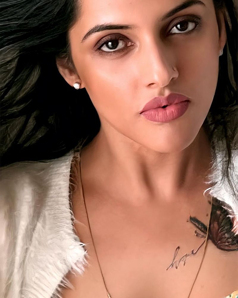 ಟ್ಯಾಟೂ ಕಾಣಿಸುವಂತೆ ಕ್ಲೋಸ್ ಅಪ್ ಫೋಟೊ ಶೇರ್ ಮಾಡಿ Pick one amongst these ಎಂದ ...