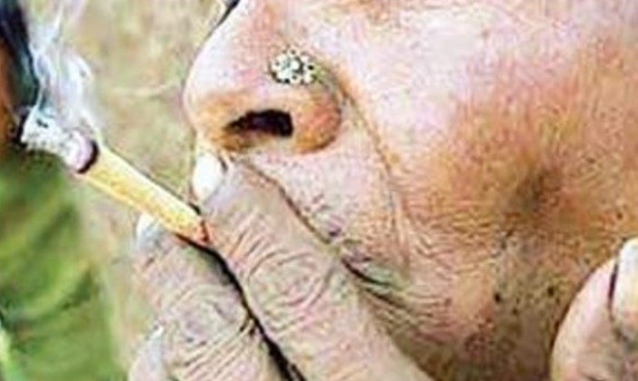 मोबाइल पर बात करते-करते दादी ने रजनीकांत स्टाइल में जलाई बीड़ी, वायरल ...