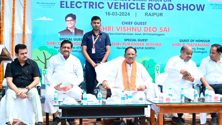 क्रेडा द्वारा आयोजित सड़क सुरक्षा जागरूकता कार्यक्रम में शामिल हुए CM ...