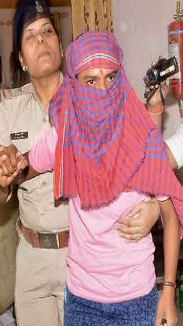 'बिहार इंटर टॉपर को पुलिस ने किया जब गिरफ्तार' अंगूठा छाप ने किया टॉप ...