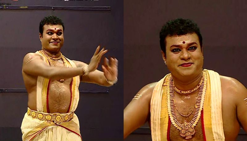 Dr. RLV Ramakrishnan performs mohiniyattam at kerala kalamandalam ...